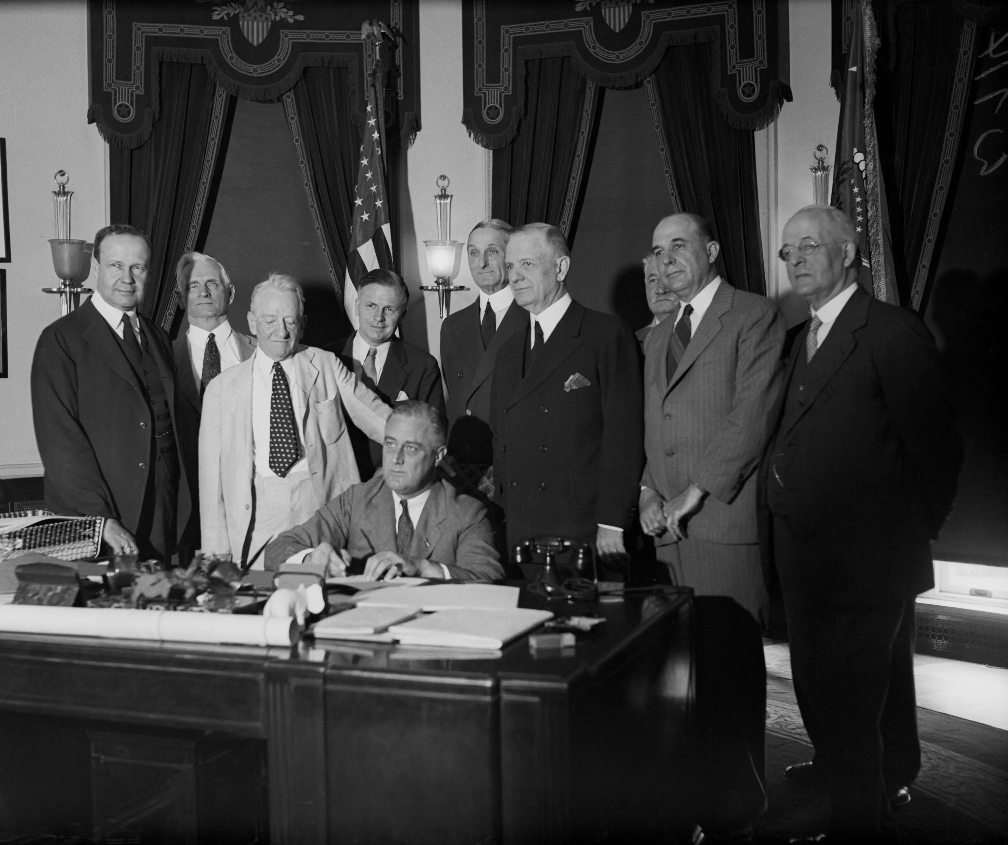 Glass Steagall Act: Difino, Celo, Nuligo